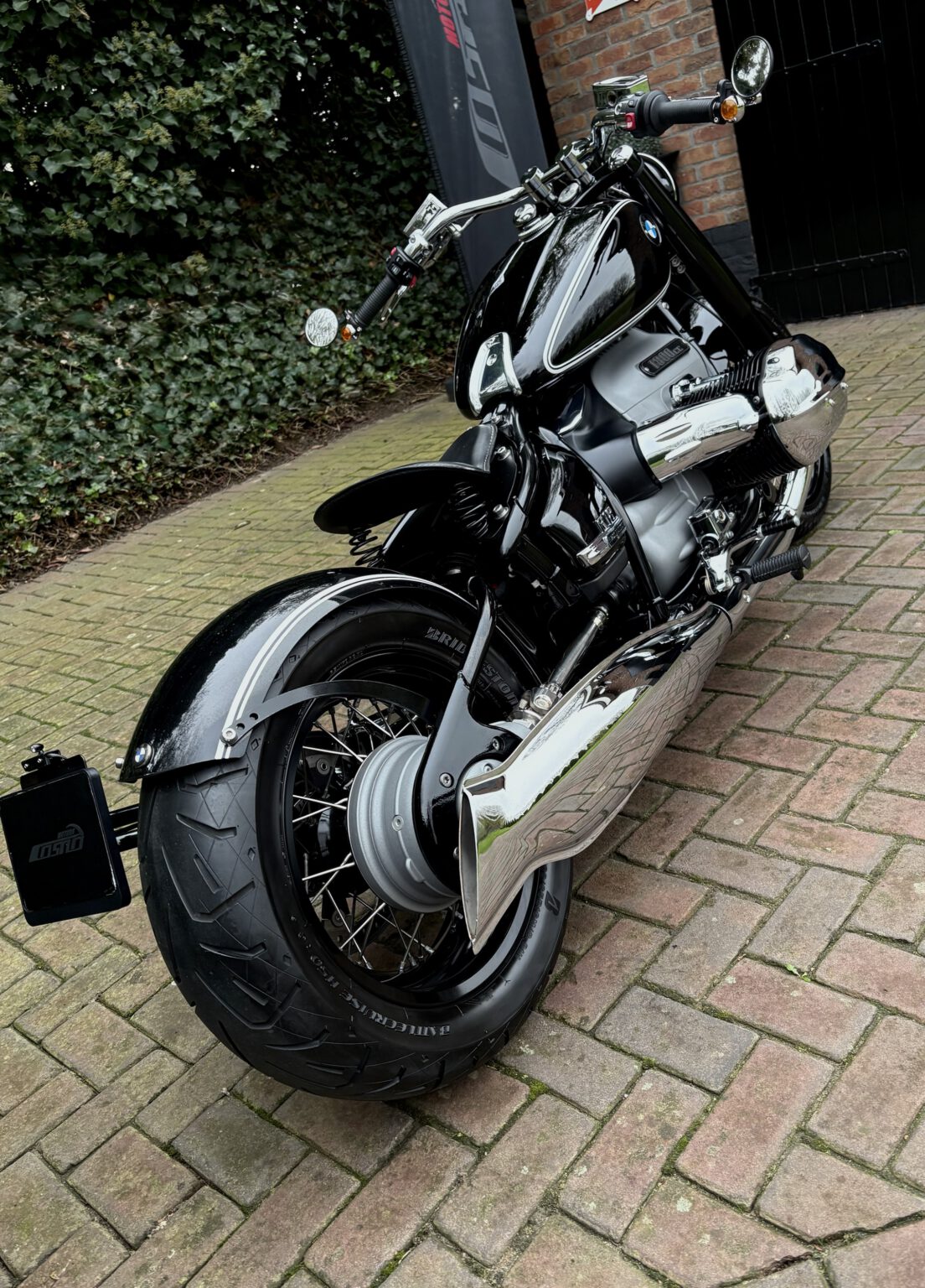 BMW R18 First Edition custom bobber – Cosmo Motors